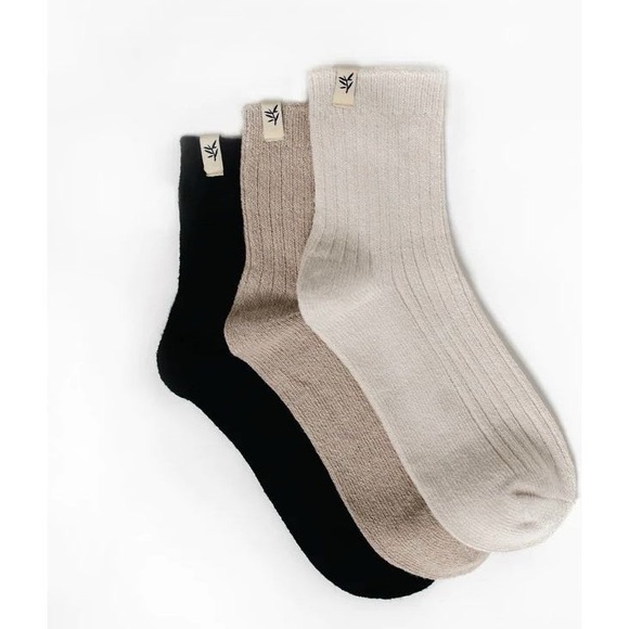 cozy earth | Accessories | Cozy Earth Socks 3 Pack Plush Modern Crew ...